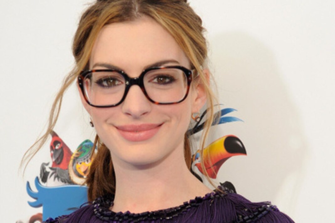 From Geek to Chic: Anne Hathaway’s Glasses in “The Princess Diaries ...